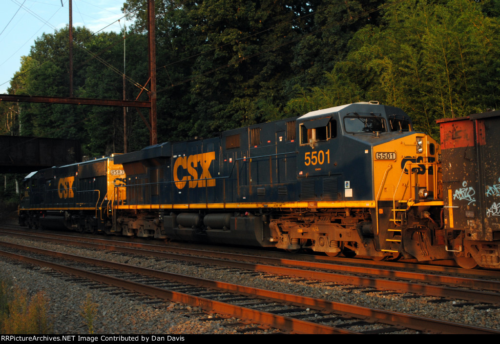 CSX ES40DC 5501 on Q418-25
